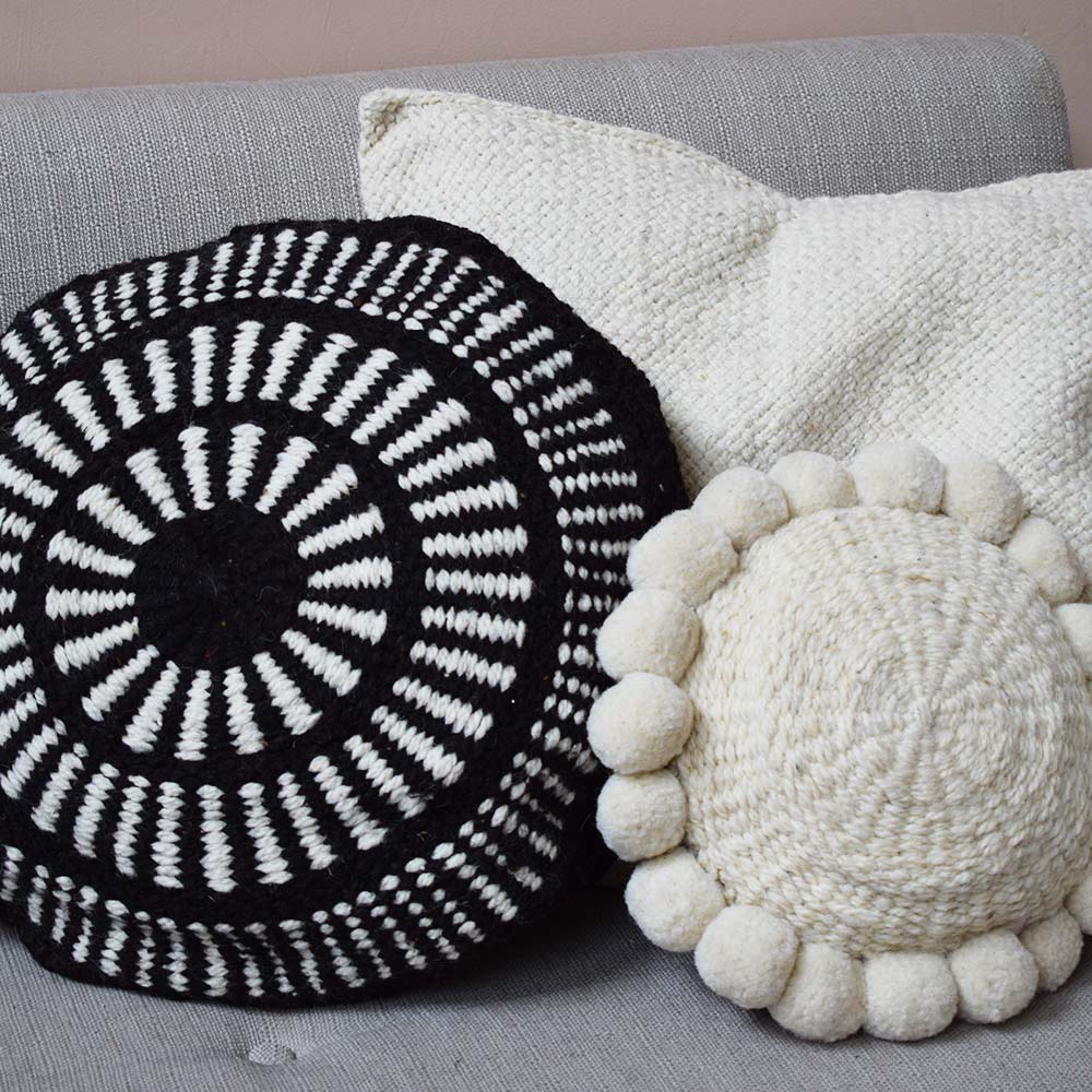 Mini coussin rond à pompons blanc | Coussin ethnique | Finca Home