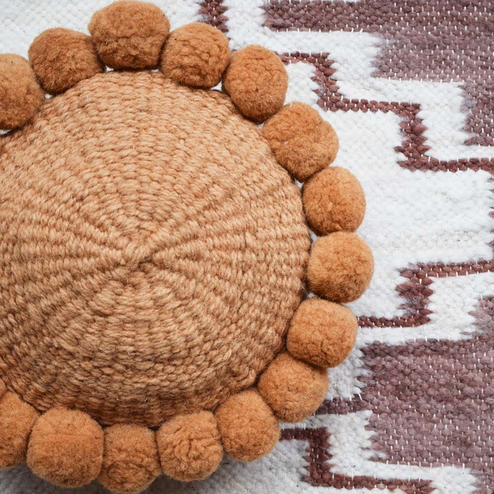 Mini coussin rond à pompons ocre | Coussin ethnique | Finca Home